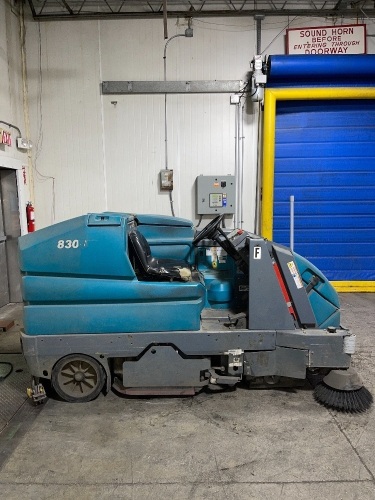 TENNANT 8300 BATTERY POWERED RIDE ON SCRUBBER SWEEPER