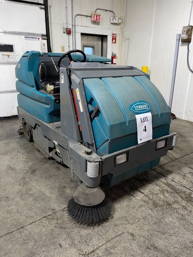 TENNANT 8300 BATTERY POWERED RIDE ON SCRUBBER SWEEPER