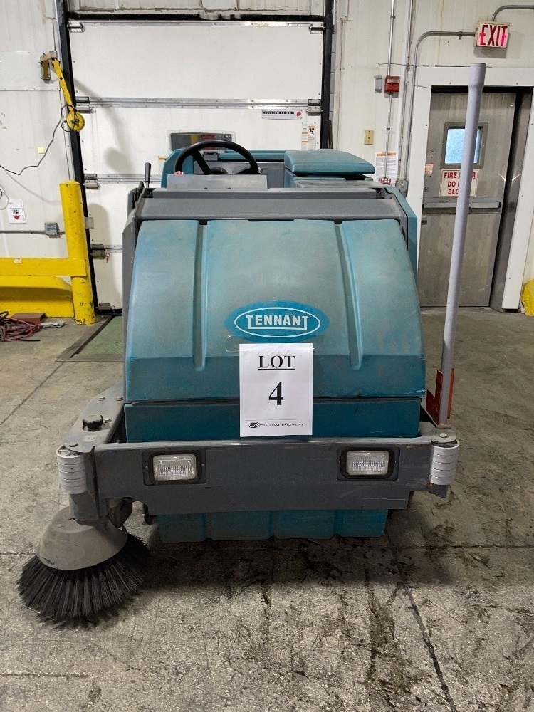 TENNANT 8300 BATTERY POWERED RIDE ON SCRUBBER SWEEPER