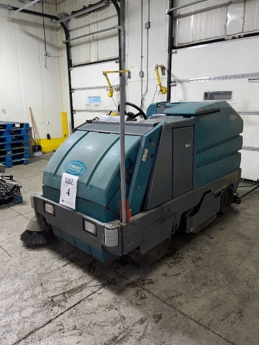 TENNANT 8300 BATTERY POWERED RIDE ON SCRUBBER SWEEPER