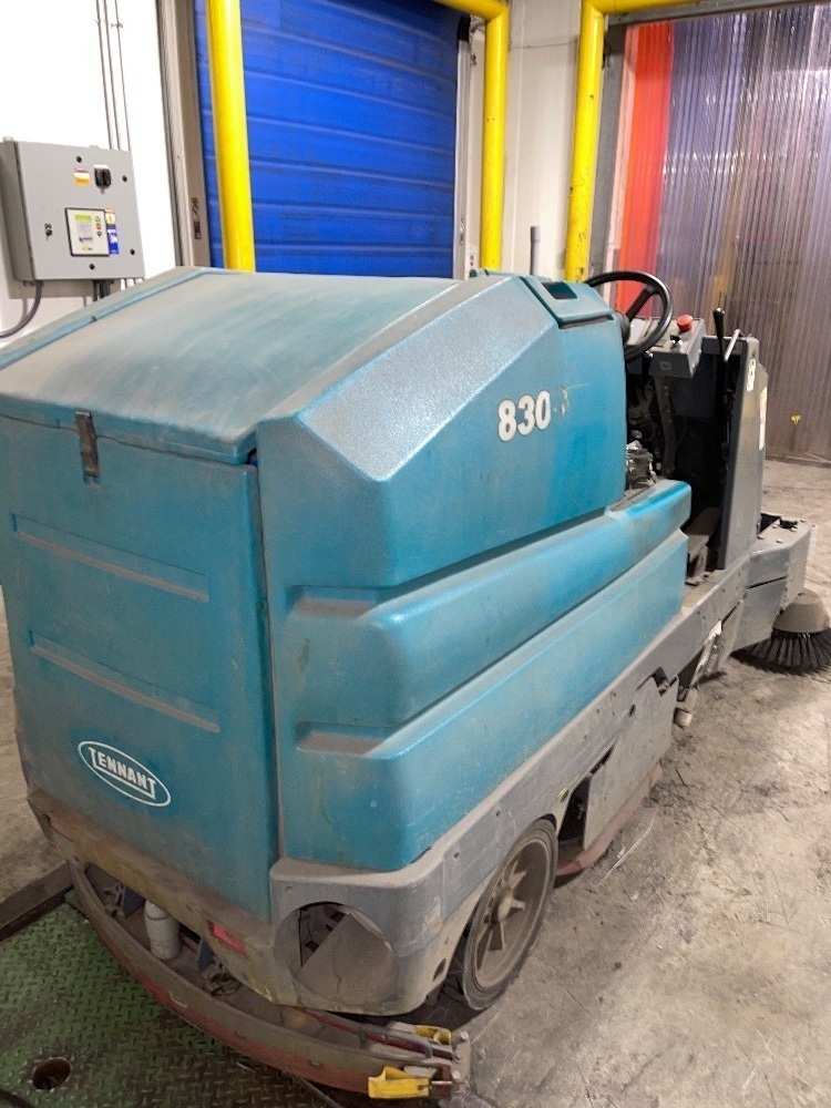 TENNANT 8300 BATTERY POWERED RIDE ON SCRUBBER SWEEPER