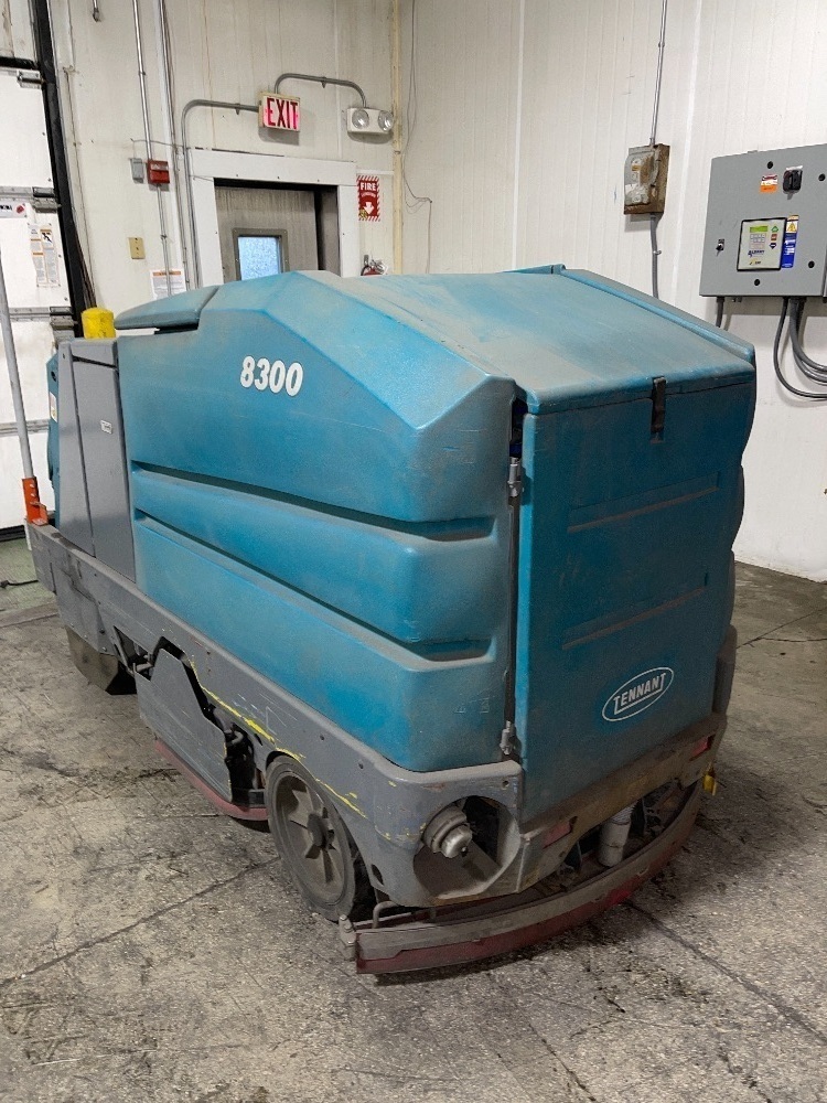 TENNANT 8300 BATTERY POWERED RIDE ON SCRUBBER SWEEPER