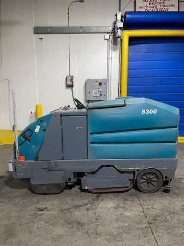 TENNANT 8300 BATTERY POWERED RIDE ON SCRUBBER SWEEPER