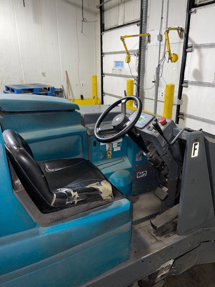 TENNANT 8300 BATTERY POWERED RIDE ON SCRUBBER SWEEPER