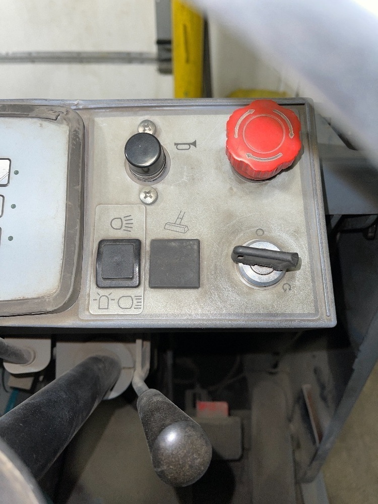 TENNANT 8300 BATTERY POWERED RIDE ON SCRUBBER SWEEPER