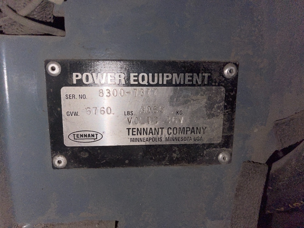 TENNANT 8300 BATTERY POWERED RIDE ON SCRUBBER SWEEPER