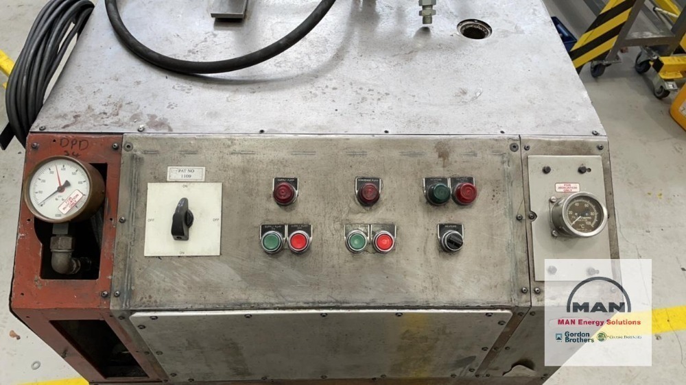 Engine oil pressure test bowser