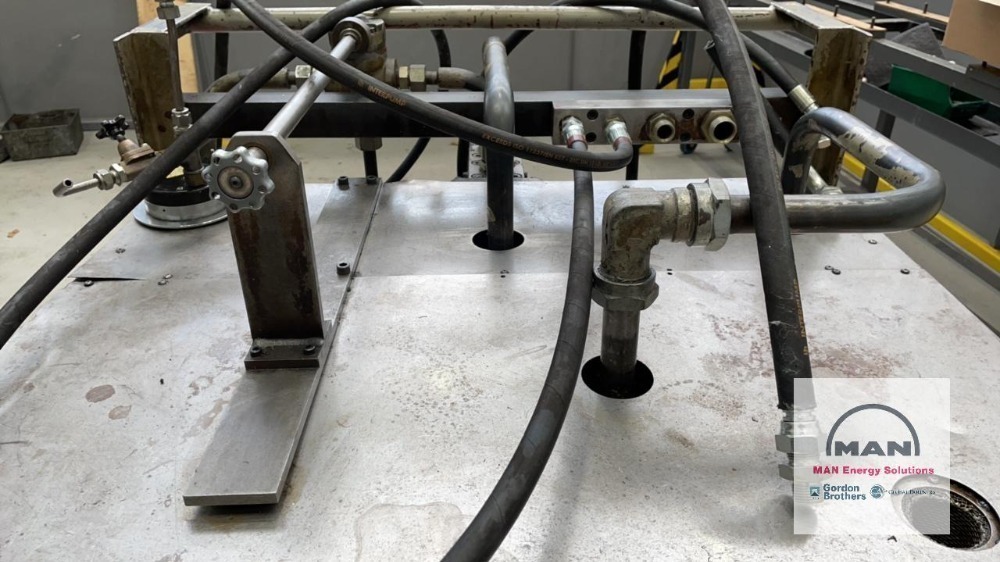 Engine oil pressure test bowser